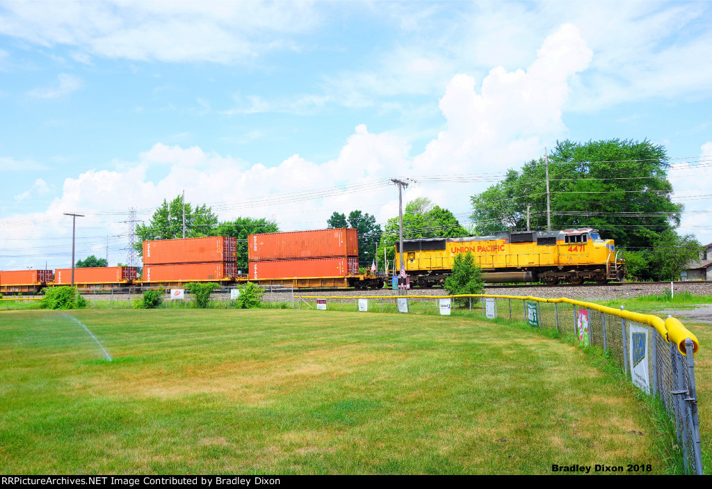 UP 4471 with USA flag